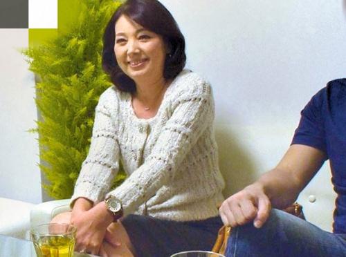 【母子相姦】息子のマラをフェラする母親!お金の為にここまでしちゃう主婦の金銭感覚ってどうなの? 熟れ垂れスト