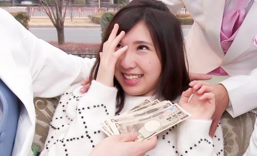 【マジックミラー号】リア充カップルナンパ!男優に囲まれ秒で彼氏を裏切る素人彼女!巨根デカチンに完堕ちした彼女が他人棒に絶頂イキ狂う浮気セックス