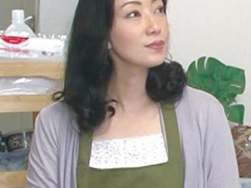 <おばさんレンタル>夫に抱かれず欲求不満な熟女奥さんが若い男に言い寄られて本気セックス‼ オールフリー動画だよ